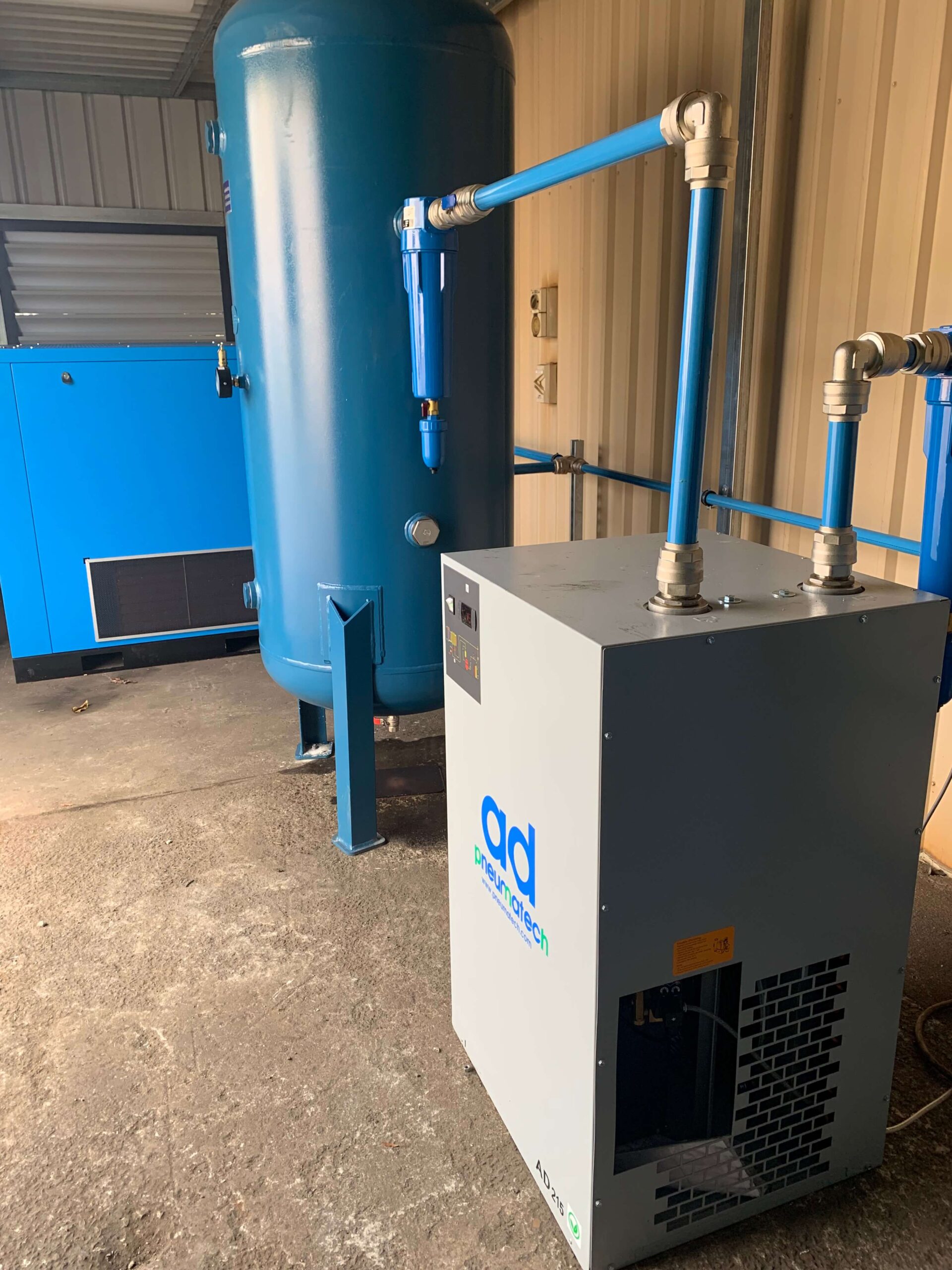 Connection between VSD compressors and pipeline for efficiency